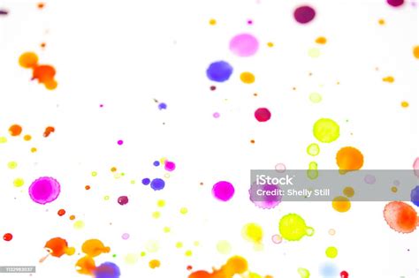 수채화 물감 컬러 페인트 물방울을 뿌려 서 배경에 대 한 반점 그림 그리기에 대한 스톡 사진 및 기타 이미지 그림 그리기