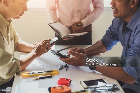 사무실의 회의 건물 계획 설계 프로젝트 중에 전화를 통해 건축가 또는 엔지니어가 메시지를 읽습니다 건설 엔지니어링 도구 및 구조 개념 개념에 대한 스톡 사진 및 기타 이미지