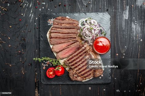 건조 숙성 바베큐 Ribeye 스테이크 T뼈 쇠고기 스테이크 허브와 소금큰 필레 조각으로 슬라이스 미국 육류 레스토랑 배너 메뉴 텍스트 레시피 장소 상단 보기 소고기에 대한