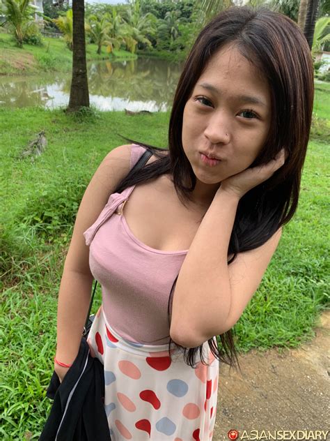 小柄なアジア人アマチュア、パンパンが丸いお尻を露出し、povでペニスをくわえる