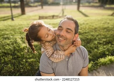 8502 Youngfatherwithhislittledaughteronnature Images Stock