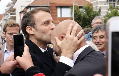 Elections Européennes Pourquoi Emmanuel Macron A T Il Embrassé Le
