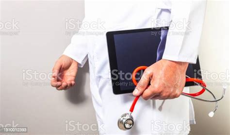 태블릿과 붉은 청진기를 들고 인식 할 수없는 얼굴이있는 흰색 코트를 입은 의사의 수평 샷 건강관리와 의술에 대한 스톡 사진 및 기타 이미지 건강관리와 의술 과학