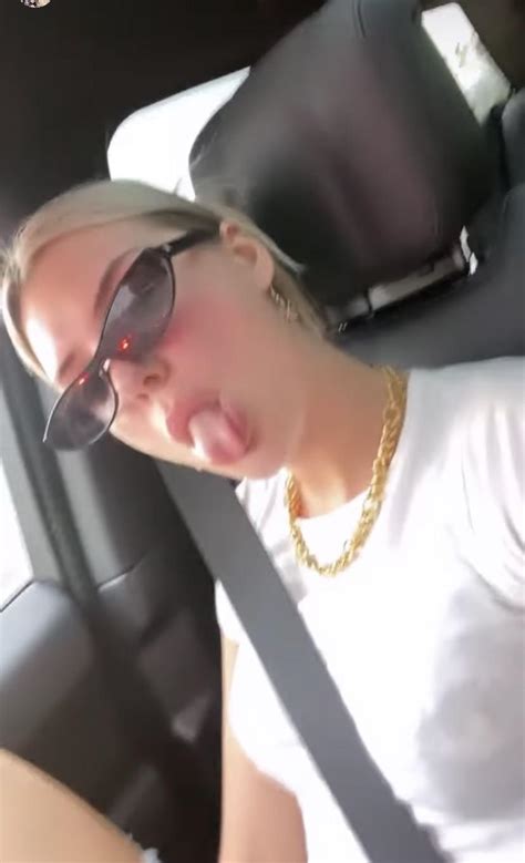 Alissa Violet Scrolller