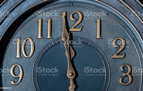 자정까지 1분 동안 을 보여주는 숫자와 같은 골드와 복고풍 스타일의 시계 0명에 대한 스톡 사진 및 기타 이미지 0명 겨울 골동품 Istock