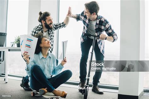 남자 하이 파이브와 문서를 들고 스케이트 보드에 앉아 여자에 박수 직원에 대한 스톡 사진 및 기타 이미지 직원 하이 파이브 남자 Istock