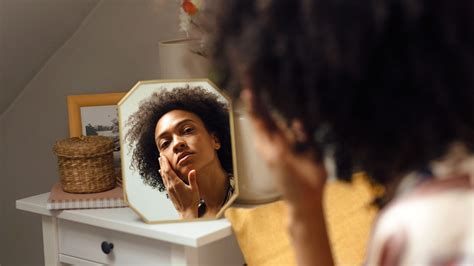 5 Ways Your Mood Can Affect Your Skin