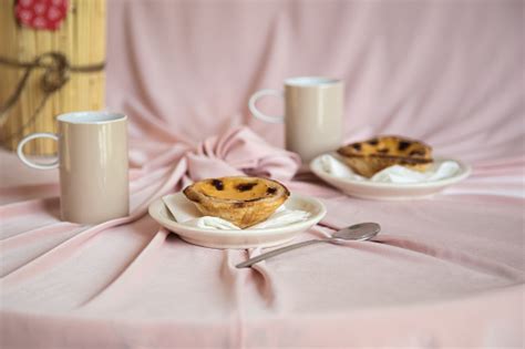 파스텔 데 나타 포르투갈 요리의 전통적인 단맛 작은 바삭 바삭한 퍼프 패스트리 파이와 계란으로 만든 크림 종종 커피를 맛보고 동반합니다 0명에 대한 스톡 사진 및 기타