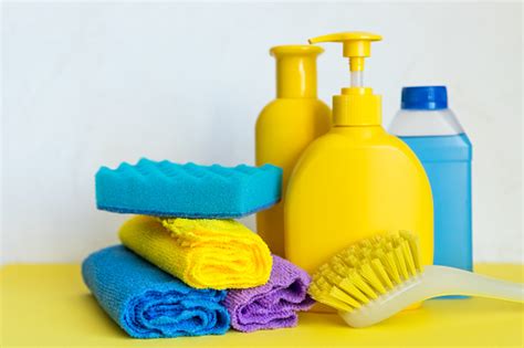 다양한 스폰지 2 색 배경에 청소 제품및 스폰지와 플라스틱 병 가정용 화학 물질에 대한 Variou컨테이너 가정용 세제 가정 화학용 흰색 플라스틱 용기 0명에 대한 스톡