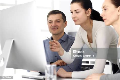 현대 사무실에서 회의에서 질문을 논의 하는 비즈니스 사람들의 그룹 협상 또는 직장에서 헤드샷 팀워크 파트너십 및 비즈니스 컨셉 가리키기에 대한 스톡 사진 및 기타 이미지