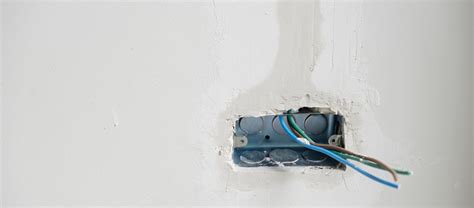 석고 아래의 전기 배선 콘크리트에 소켓을위한 숨겨진 설치 케이블 주택 및 아파트 개념의 개조 수리 및 개발 0명에 대한 스톡 사진 및 기타 이미지 Istock
