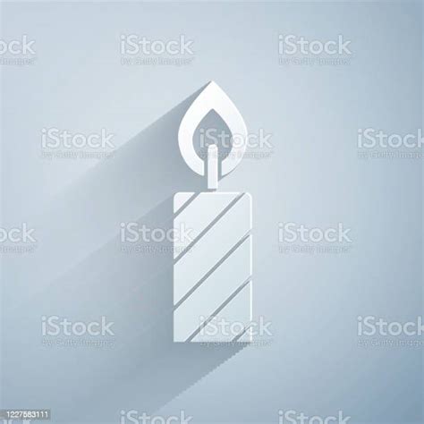 종이 컷 생일 케이크 양초 아이콘 회색 배경에 격리 종이 아트 스타일입니다 벡터 촛불 조명 장비에 대한 스톡 벡터 아트 및 기타 이미지 촛불 조명 장비 3차원 형태