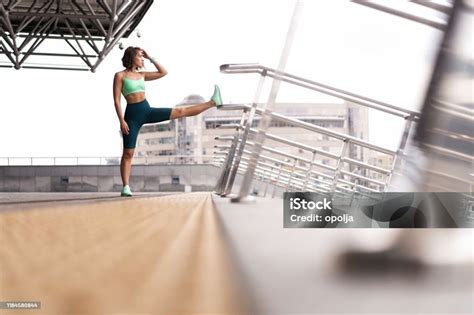 여자 주자 는 운동 선수 훈련을 위해 야외에서 실행하기 전에 다리 근육을 스트레칭 건강한 생활방식에 대한 스톡 사진 및 기타 이미지 건강한 생활방식 교량 근육