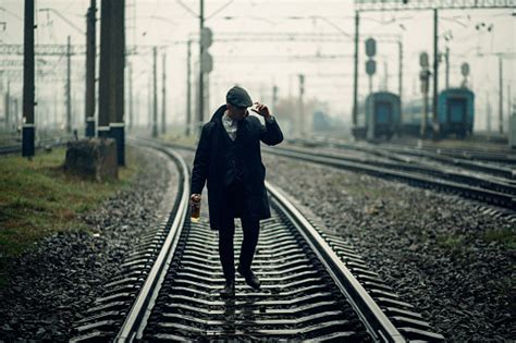 철도로에 걷는 병 위스키와 세련 된 갱스 터 남자의 실루엣 1920 년대 주제에 영국입니다 유행 잔인 한 자신감 남자입니다 대기 순간 거친에 대한 스톡 사진 및 기타 이미지