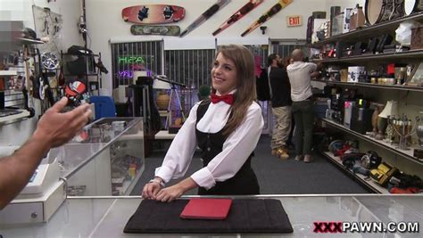 Крупье Сидни Коул трахается в ломбарде чтобы заработать денег