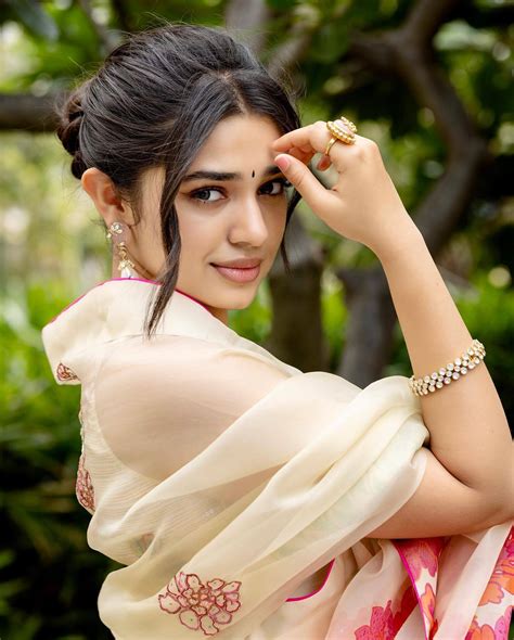 Krithi Shetty కసి చూపులతో కవ్విస్తున్న బేబమ్మ అసలైన అందాలతో అదుర్స్
