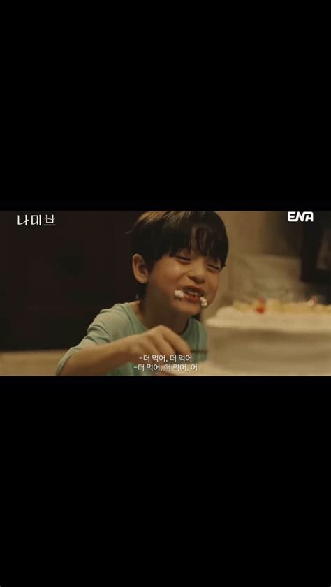 아기싱어 김준목 다이어트 하는거 아니구요 네 그냥 간식으로 좋아합니다😝 스낵타임 브로컬리🥦 Instagram