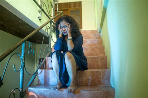 계단에 우울 한 50 대 여성의 극적인 초상화 성숙한 여성 슬프고 외로운 고통 우울증과 중년 위기는 버려진 절망 느낌 계단에