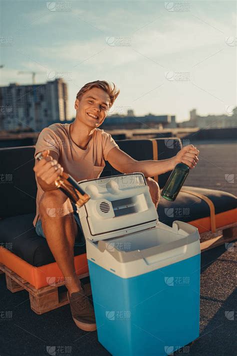 啤酒从冰箱里取出的男人