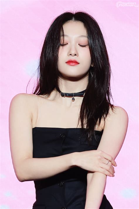 Fromis9 Community Posts 셔니진짜 블랙 잘어울려 Fromis9 Community Posts 셔니진짜 블랙 잘어울려