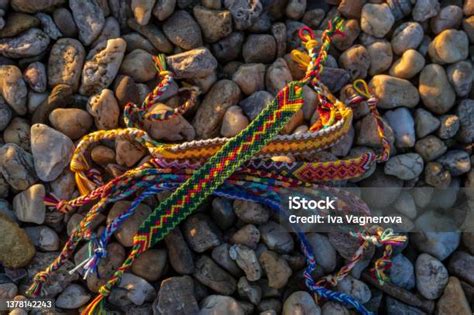 수제 수제 컬러풀한 천연 짠 팔찌 회색 돌 배경에 우정 아름다운 밝은 색상 0명에 대한 스톡 사진 및 기타 이미지 0명 Diy 개인 장식품 Istock