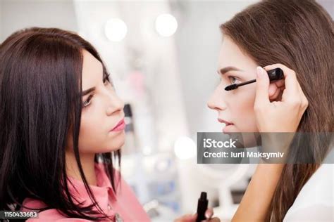 메이크업 아티스트 모델의 눈에 밝은 기본 색상의 아이 섀도를 적용 하 고 배경에 아이 섀도와 쉘을 들고 클로즈업 관능에 대한 스톡 사진 및 기타 이미지 Istock