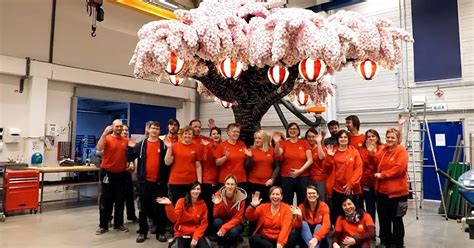 El impresionante árbol de cerezo hecho de bloques de LEGO que se transformó en récord Guinness