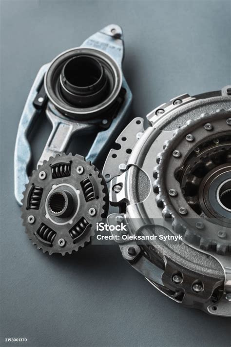 자동 변속기 Dsg의 새로운 클러치 키트가 교체 될 준비가되었습니다 회색 배경에 고립 된 현대 자동차의 예비 부품 자동차 수리 및 서비스 개념 0명에 대한 스톡 사진 및