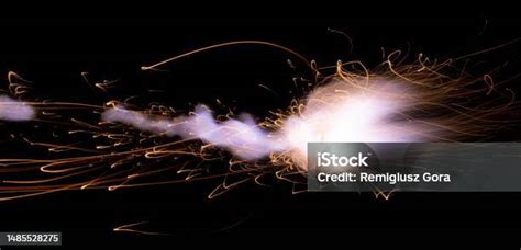 어둠 속에서 불을 피우십시오 빛나는 불꽃 선 폭발 흑색 화약 검은색에 대한 스톡 사진 및 기타 이미지 검은색 디자인 모션