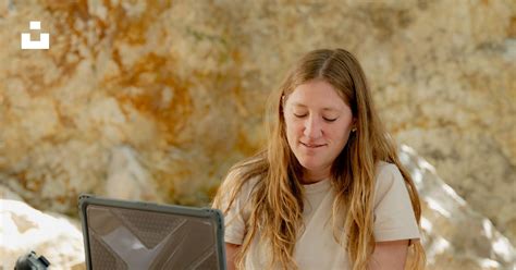 벤치에 앉아 노트북 컴퓨터를 사용하는 여성 사진 Unsplash의 무료 개인용 컴퓨터 이미지