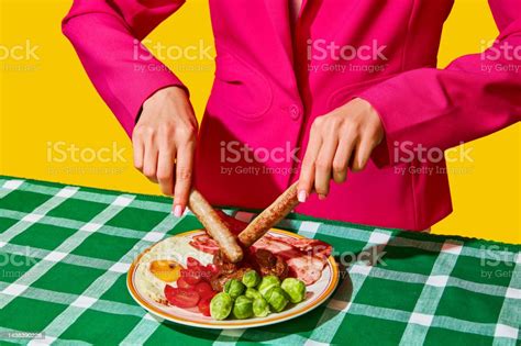 소시지 계란 후라이 브뤼셀 콩나물 토마토로 영국식 아침 식사를 먹는 여자의 재미있는 이미지 빈티지 복고풍 스타일 음식 팝 아트 사진 1970 1979 년에 대한 스톡 사진