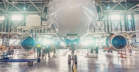 항공 격납고 내부의 기수 항공기 클로즈업 유지 보수 서비스 사진 Unsplash의 제트 엔진 이미지