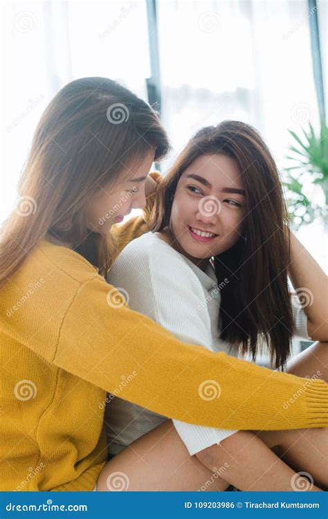 Belle Giovani Coppie Felici Lesbiche Asiatiche Delle Donne Lgbt Che Si