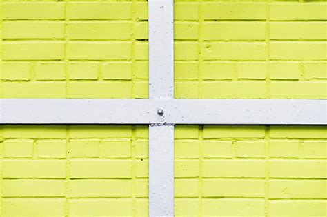 노란 벽돌 벽 텍스처 금속 흰색 사각형 프레임 대들보 도시 배경 텍스트에 대 한 공간을 그린 초록 빛 배경 패턴 벽지 배너