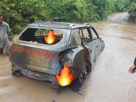 បើក រថយន្ត ឆ្លងទឹកអូរ ឆ្លងចរន្ដអគ្គិសនីឆេះ សល់តែដែក នៅស្រុកភ្នំស្រួច Timely News Network