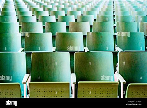 Rows Of Chairs In A Assembly Hall Stuhlreihen In Einer Aula Stock