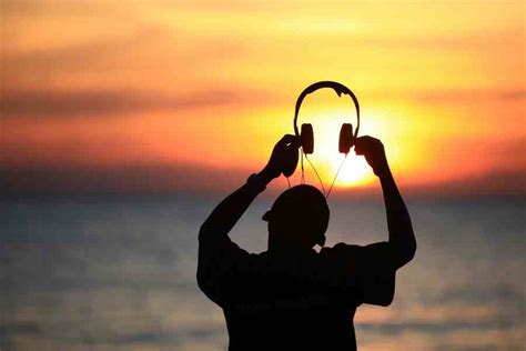 Why Do My Headphones Keep Pausing Mark A Saurus