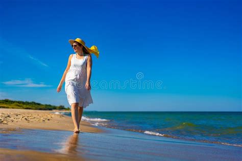 Hermosa Mujer Adulta Intermedia Caminando En Una Playa Soleada Foto De