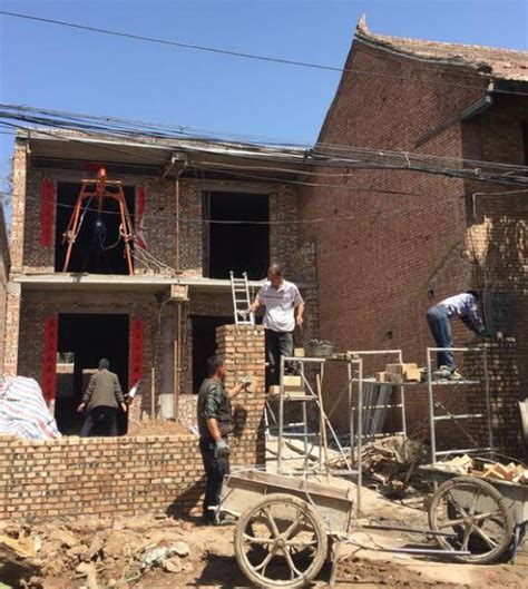 儿子砸24万自建砖混、预制板两层小洋房被邻居说危险，儿子很无辜 预制板 砖混 小洋房 新浪新闻