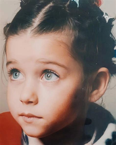 Afra Saraçoğlundan Çocukluk Fotoğrafı Paylaşımı Onedio
