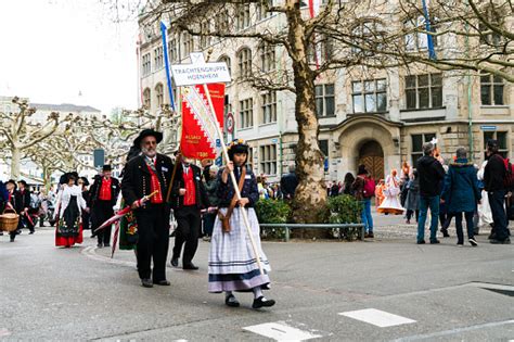 스위스 취리히2019 4 월 8 일 취리히의 전통 퍼레이드와 행렬 방문 대표단을 볼 Sechselaeuten의 전통적인 봄 축제 Marching Band에 대한 스톡 사진
