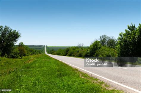 푸른 하늘에 대한 길가에 녹색 잔디와 나무와 여름에 국가 아스팔트 도로 운도의 날 교통 및 운송 물류 회사 0명에 대한 스톡 사진 및 기타 이미지 Istock