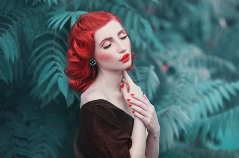 무료에 빨간 머리 여자 드레스와 여름 공원 배경 복고풍 헤어스타일 비행 붉은 머리와 붉은 손톱 녹색 나무에 대 한 여자의 초상화 20 24세에 대한 스톡 사진 및 기타