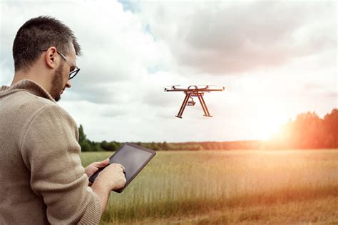 남성 농부는 농업 토지에 무인 항공기를 관리 합니다 기술 생산성 향상을 위한 혁신 현대 농업 교통수단에 대한 스톡 사진 및 기타 이미지 Istock
