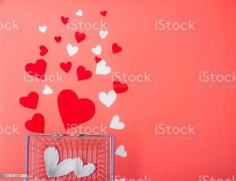 발렌타인 데이 컨셉을 쇼핑 빨간 배경에 쇼핑 바구니와 마음 텍스트에 배치합니다 0명에 대한 스톡 사진 및 기타 이미지 0명 개념 계절 Istock