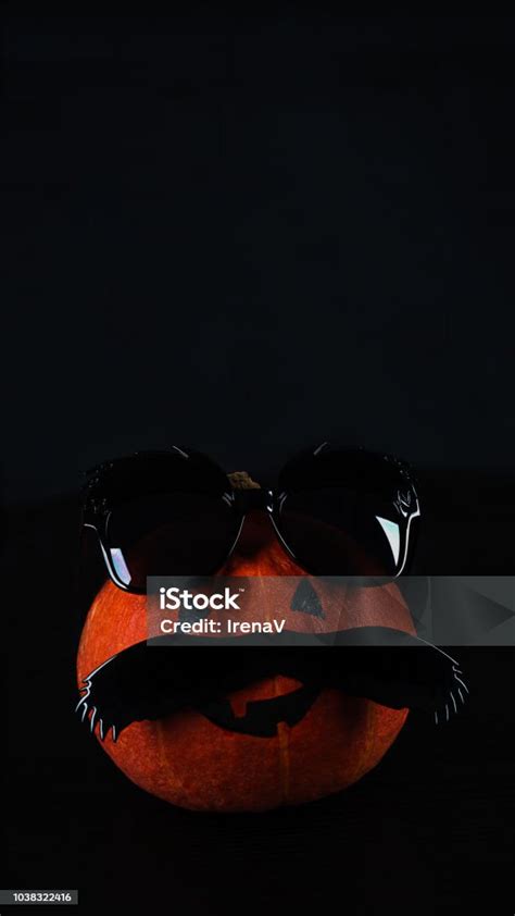 할로윈은 재미 검은 선글라스에 검은 배경에 콧수염의 호박 호박 사람 아버지 소년입니다 할로윈 복사 공간 개념입니다 0명에 대한 스톡 사진 및 기타 이미지 Istock