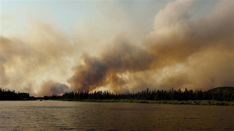 Canadá Miles De Evacuados Por Un Incendio Forestal En El Noreste De Canadá