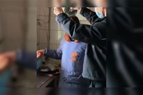 女子携丈夫回门给继母戴上金项链 女子：从4岁把我拉扯大对我很好