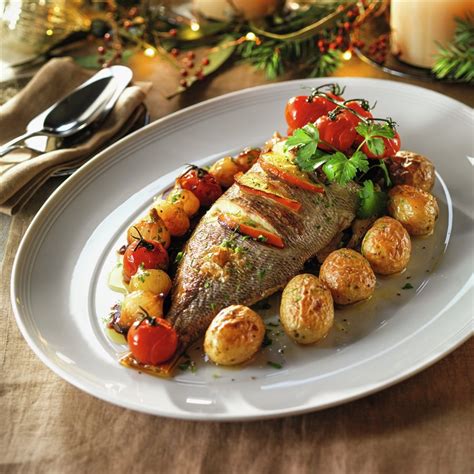 Besugo Asado Con Patatas Cebollitas Y Tomates Cherry