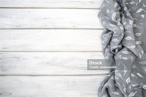 구겨진된 식탁보 나 냅킨 복사 메뉴 배경 개념 평면도 또는 오버 헤드 샷 요리 한 음식에 대 한 공간을 가진 빈 흰색 나무 테이블에 갈색에 대한 스톡 사진 및 기타 이미지